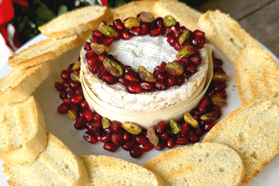 Easy Baked Brie - An Easy Christmas Appetizer Recipe